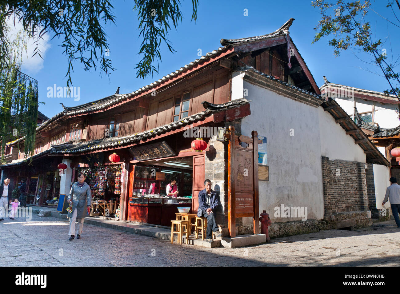 Shops in a street in Dayan old town, Lijiang, Yunnan Province, China ...