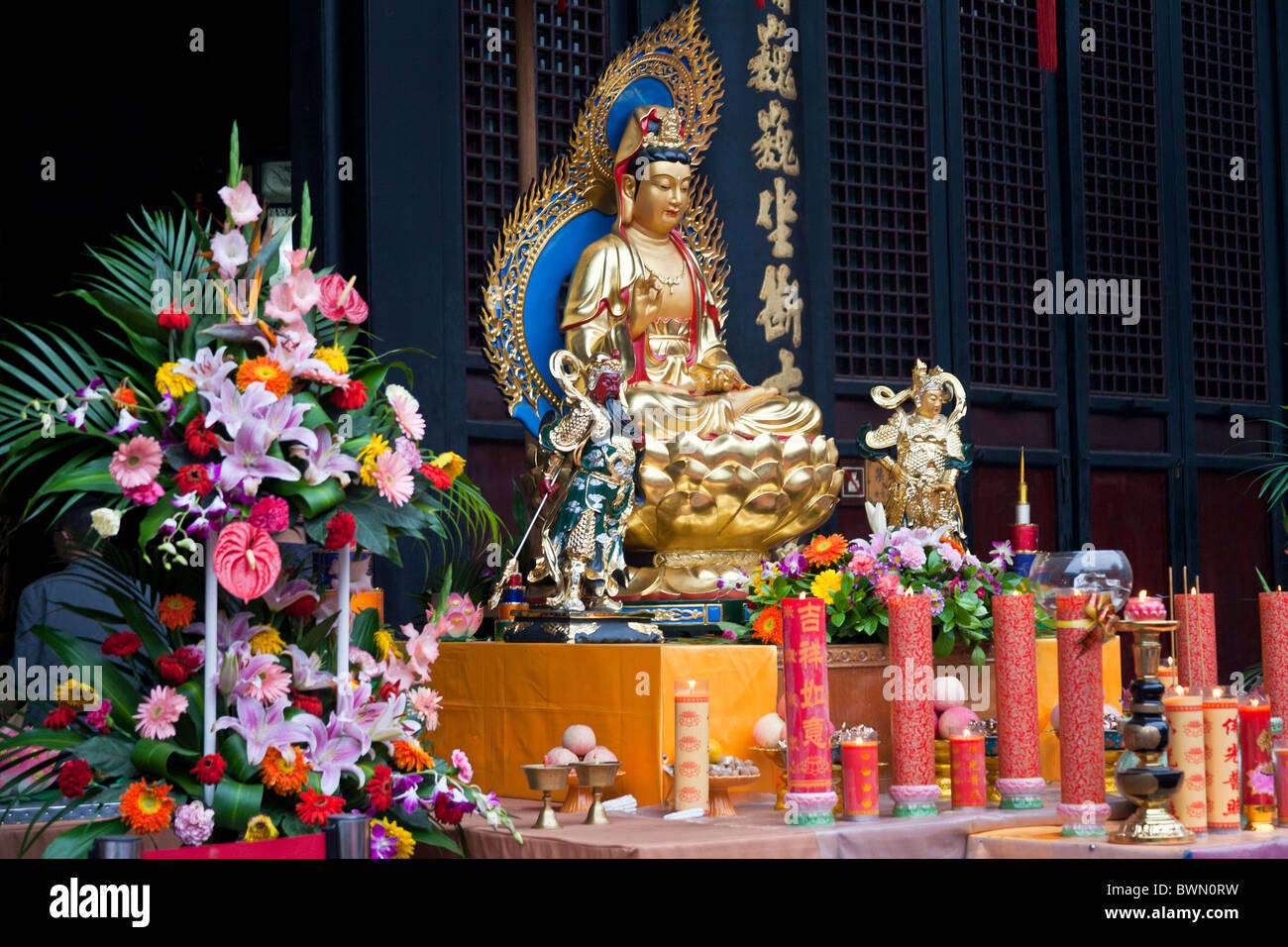 A golden Buddha, Wenshu Temple, Chengdu, Sichuan Province, China Stock ...