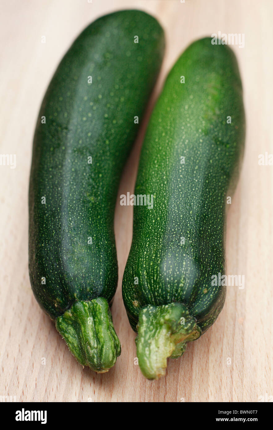 Fresh Whole Courgettes on Kitchen Chopping Board Stock Photo - Alamy