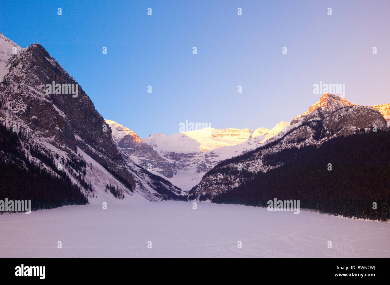 Banff national park winter ice lake hi-res stock photography and images ...