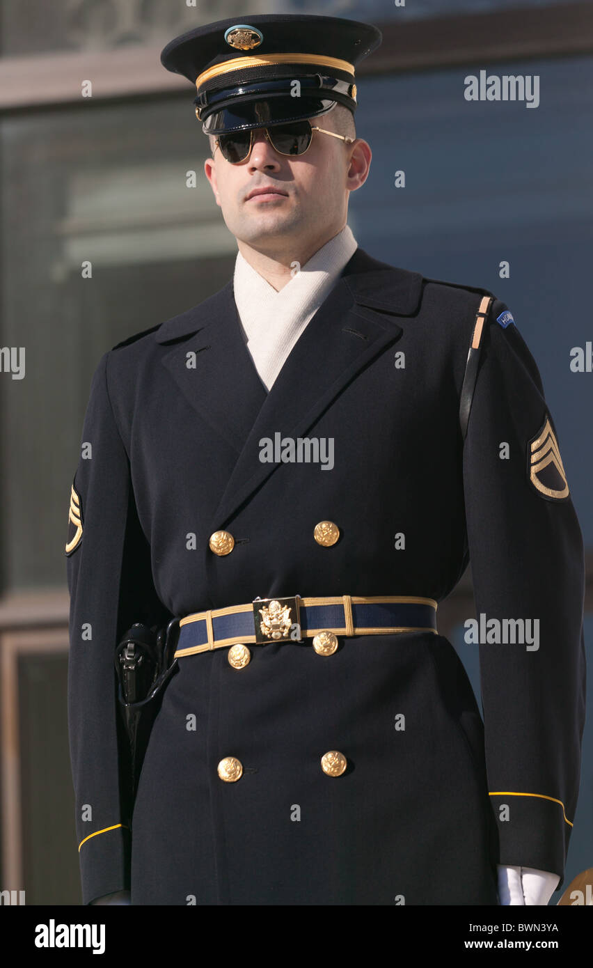 Army Staff sergeant at the Tomb of the Unknowns (Tomb of the Unknown ...