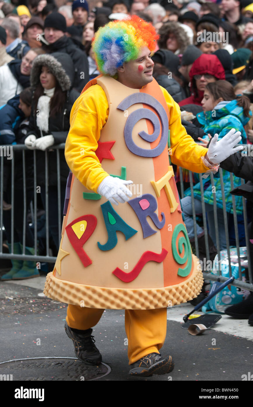 Crowd macy's thanksgiving day parade hi-res stock photography and ...