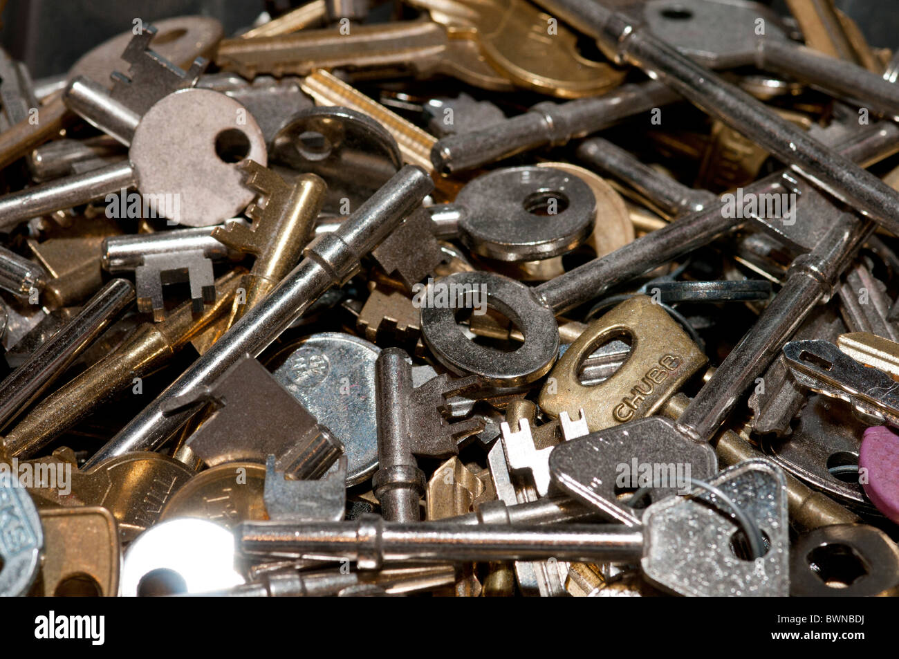 assortment of locksmiths old keys lie in box Stock Photo - Alamy