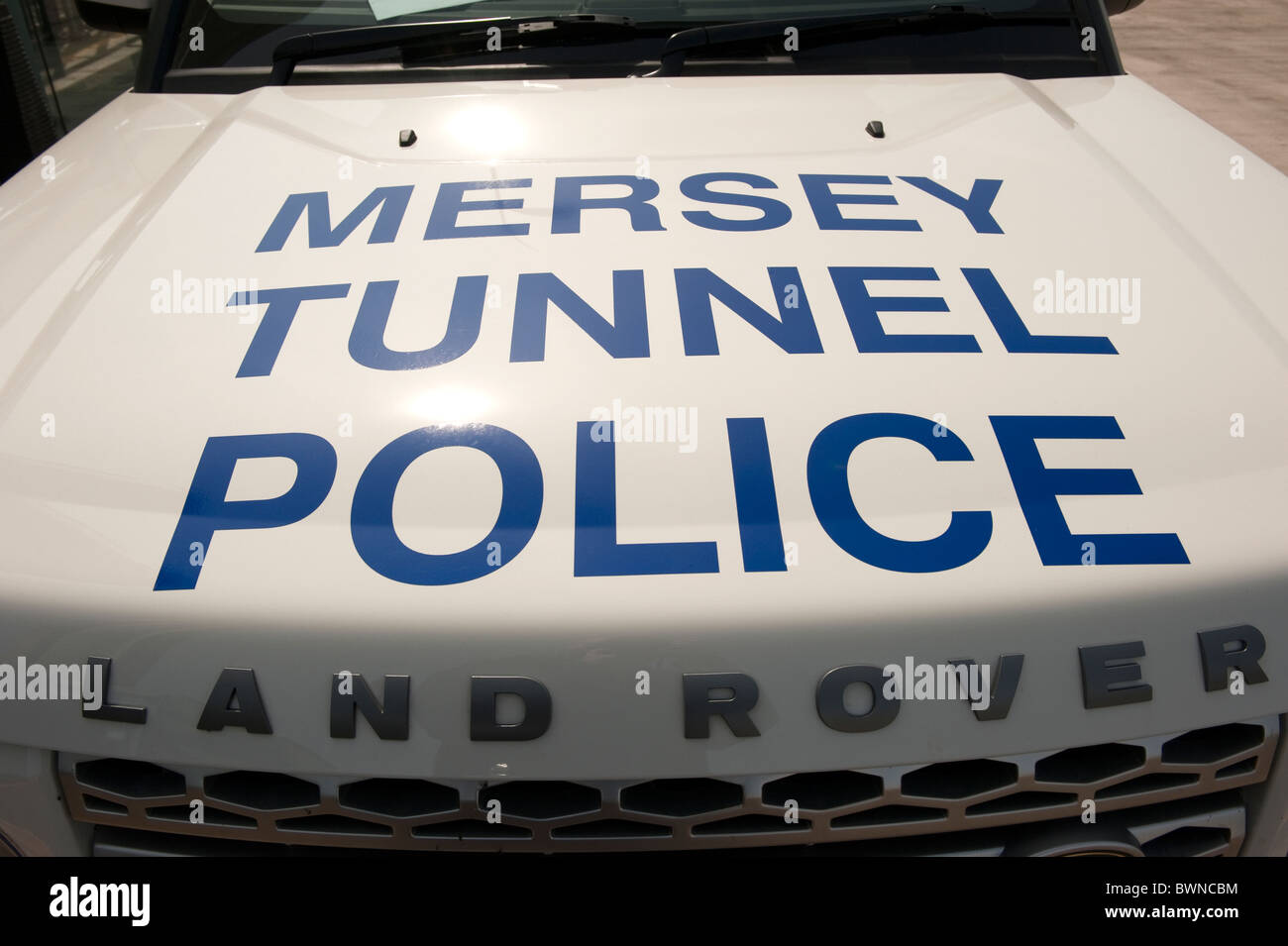 Police land rover hi-res stock photography and images - Alamy