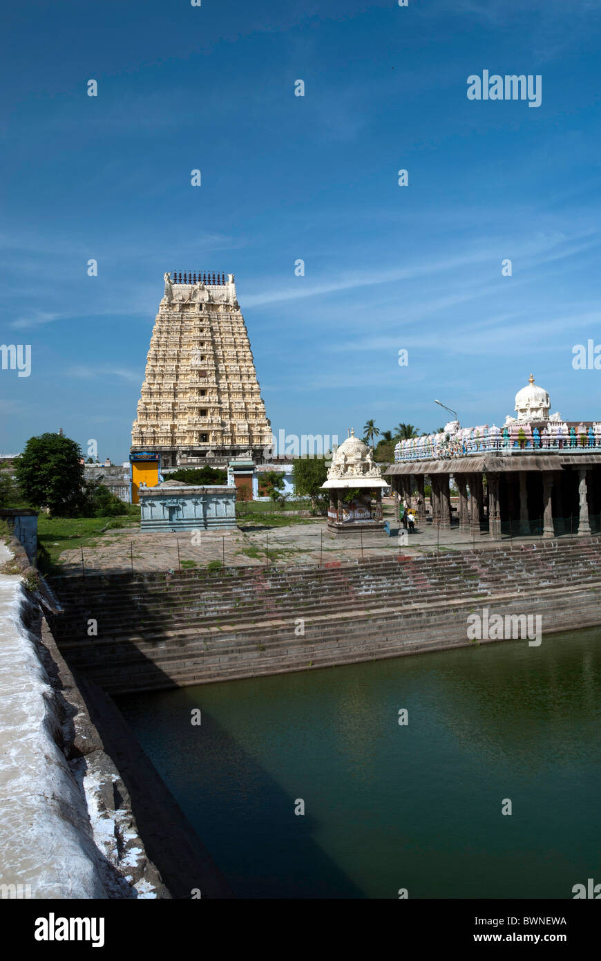 The Sri Ekambaranathar Temple with tank ;represents the Prithvi (Earth ...