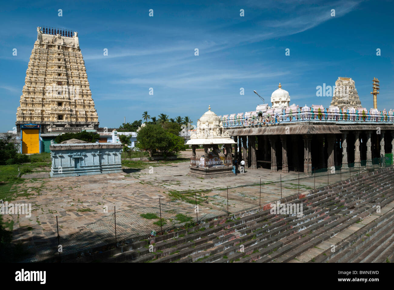 The Sri Ekambaranathar Temple with tank ;represents the Prithvi (Earth ...