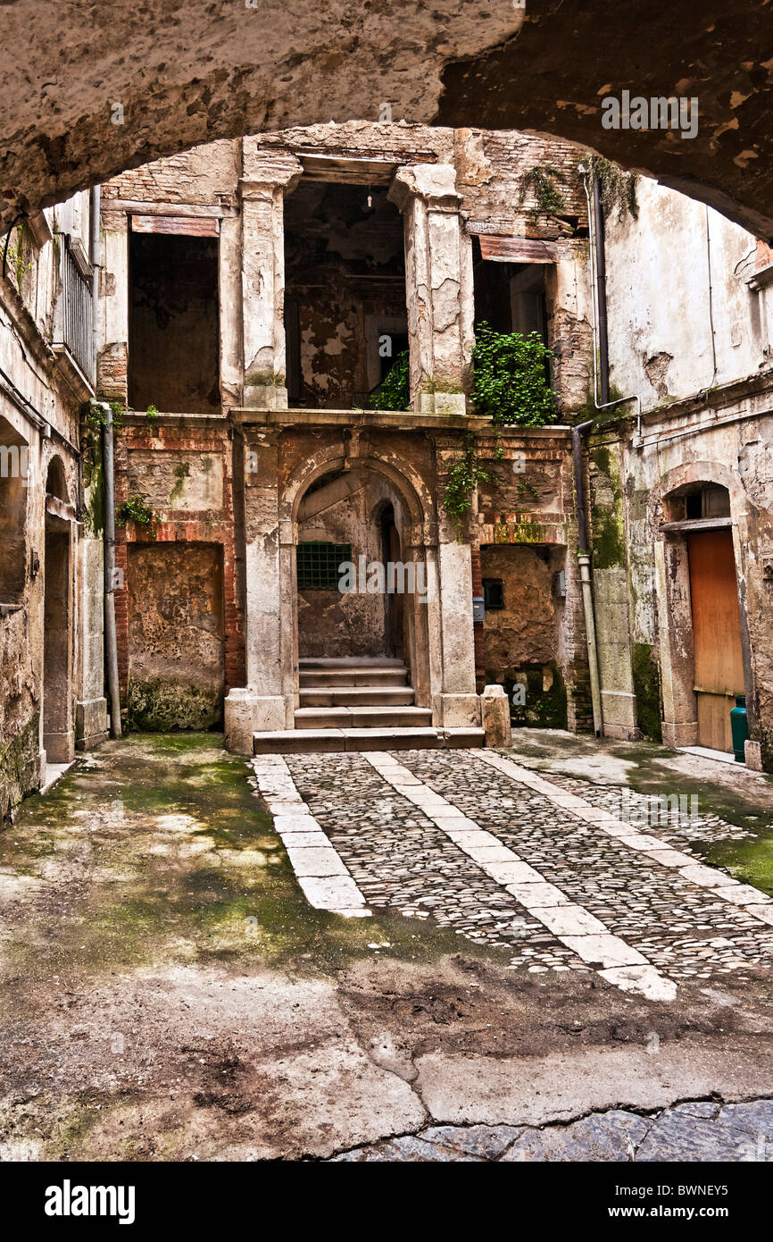 Italian courtyard garden hi-res stock photography and images - Alamy