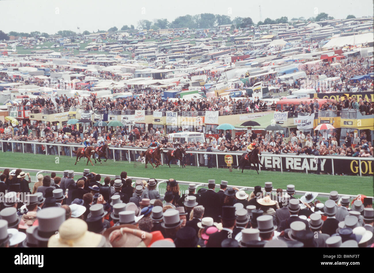Racecourse crowd suits hi-res stock photography and images - Alamy