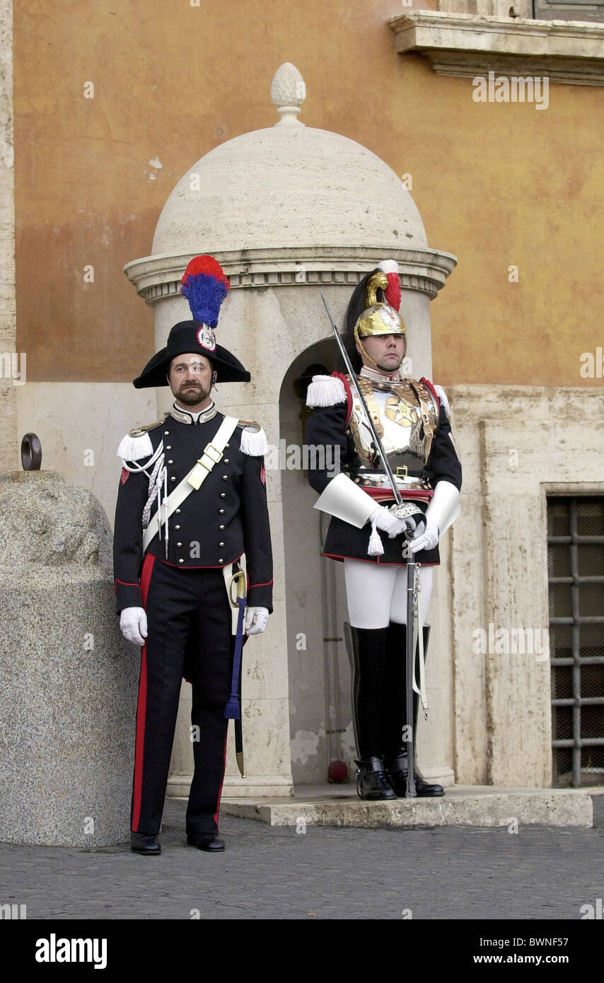 GUARDS AT THE QUIRINALE PALACE IN ROME, Italy Stock Photo - Alamy