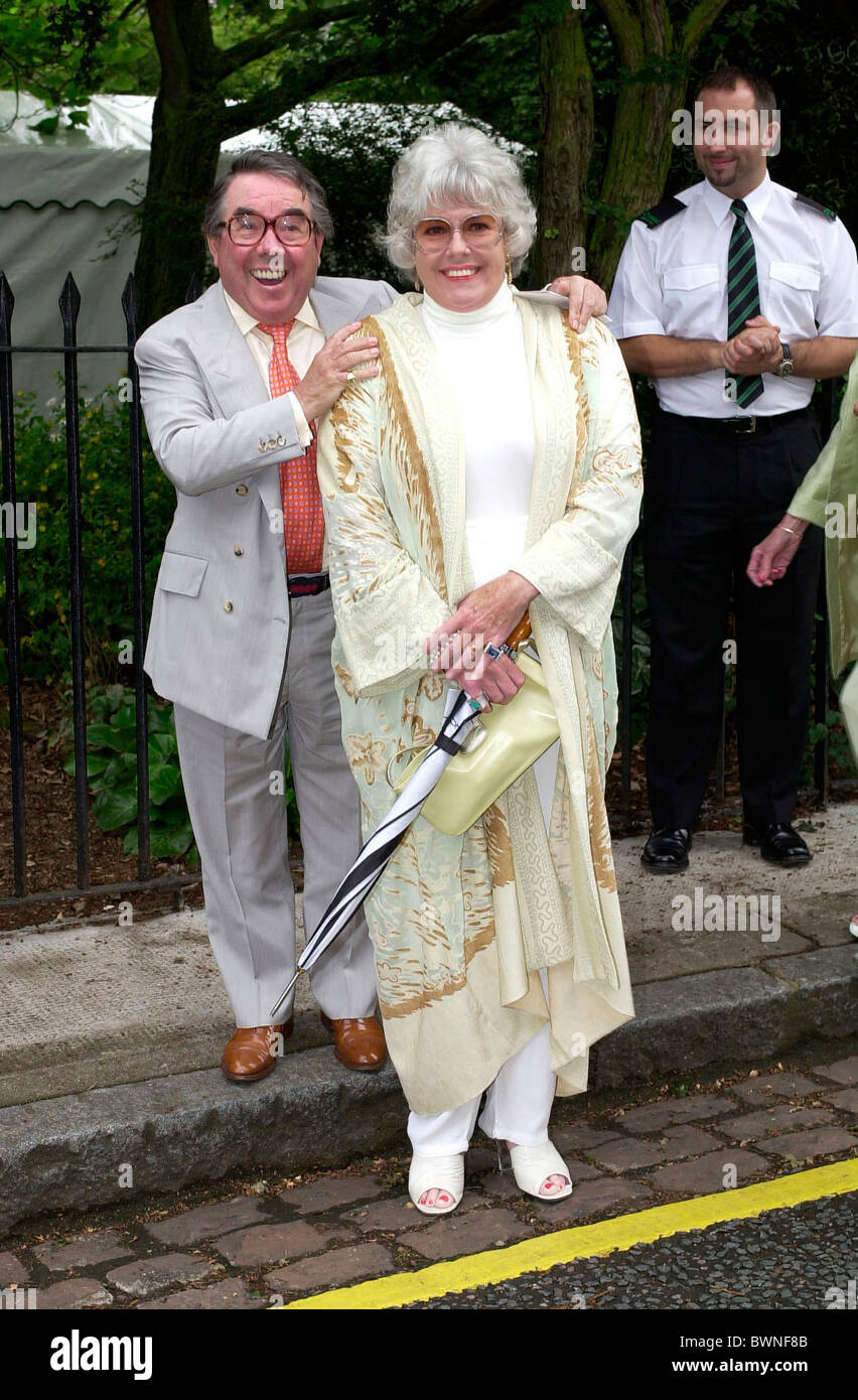 COMEDIAN RONNIE CORBETT AND HIS WIFE ANNE HART AT SUMMER PARTY IN ...