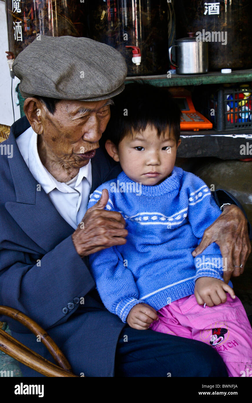 Chinese grandpa with family hi-res stock photography and images - Alamy