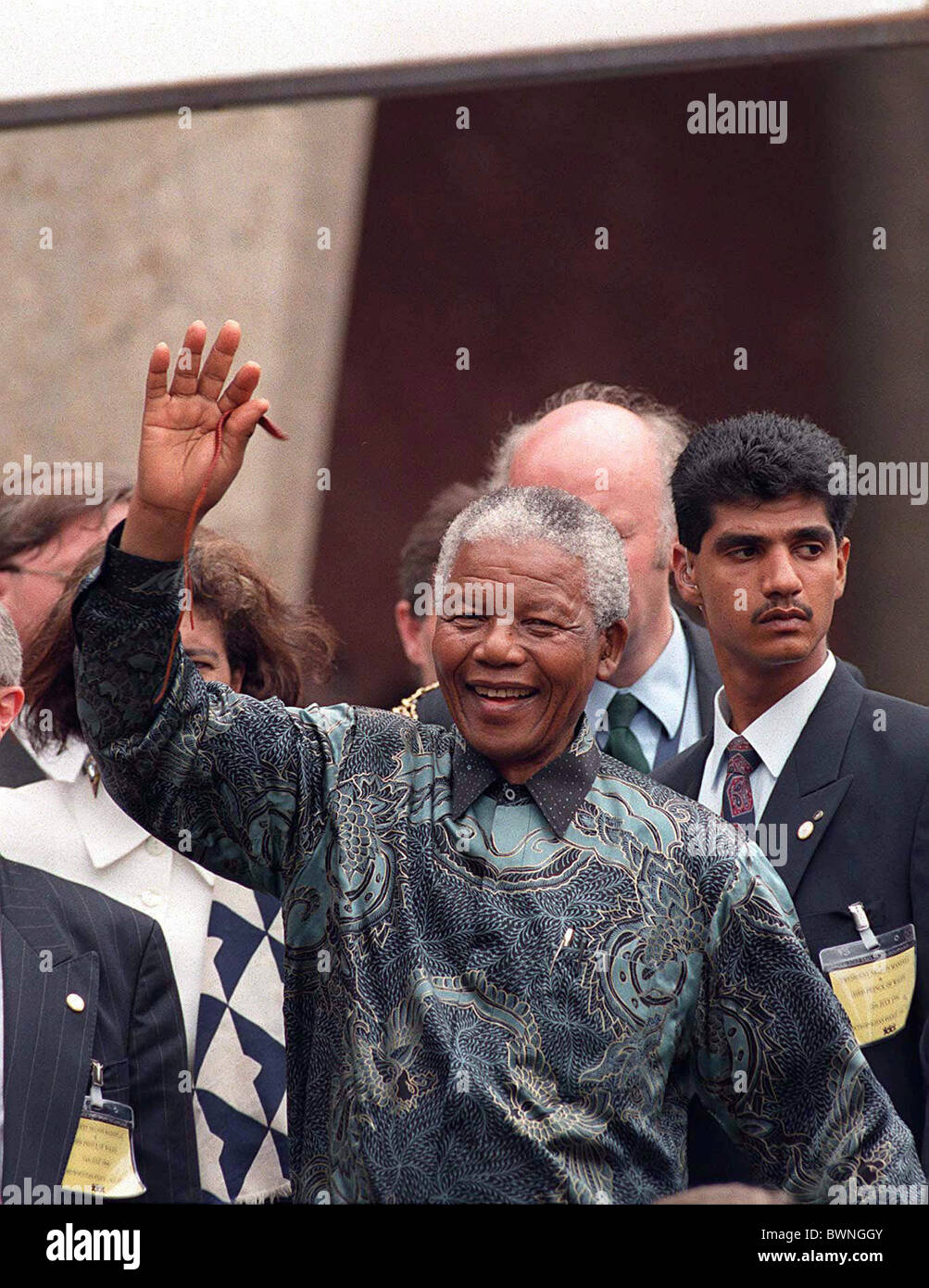 Nelson mandela in britain waving hi-res stock photography and images ...