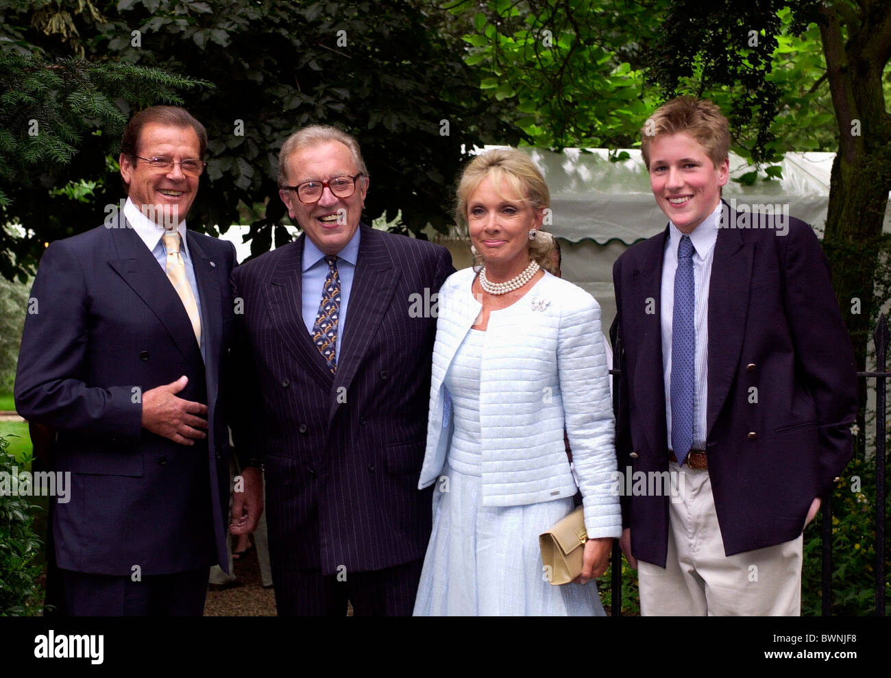 DAVID FROST AND SON POSE WITH ACTOR ROGER MOORE AND HIS PARTNER, KIKI ...
