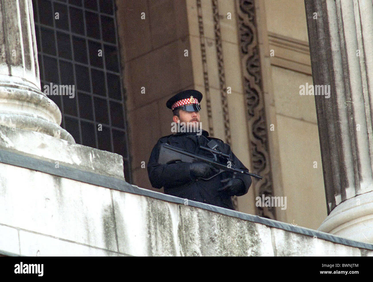 POLICE MARKSMAN AT GULF WAR MEMORIAL SERVICE AT ST. PAUL'S CATHEDRAL IN ...