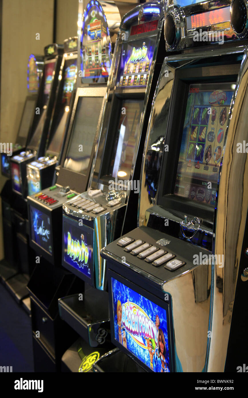 Amusement one arm bandit arcade hi-res stock photography and images - Alamy