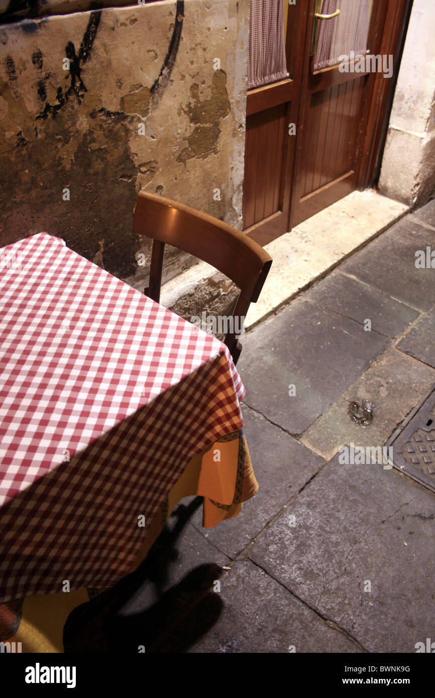empty table outside restaurant in rome at night Stock Photo - Alamy