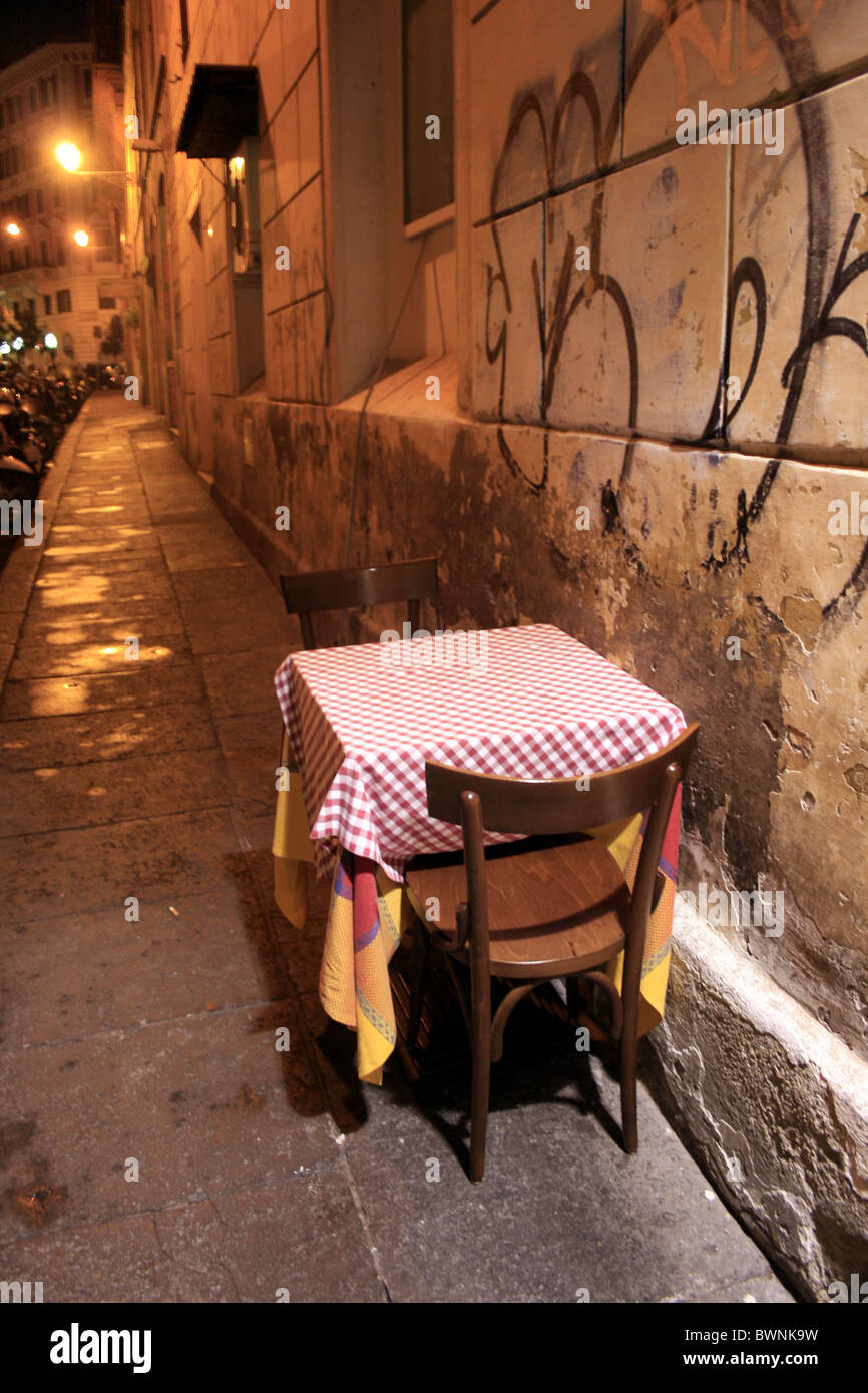 empty table outside restaurant in rome at night Stock Photo - Alamy