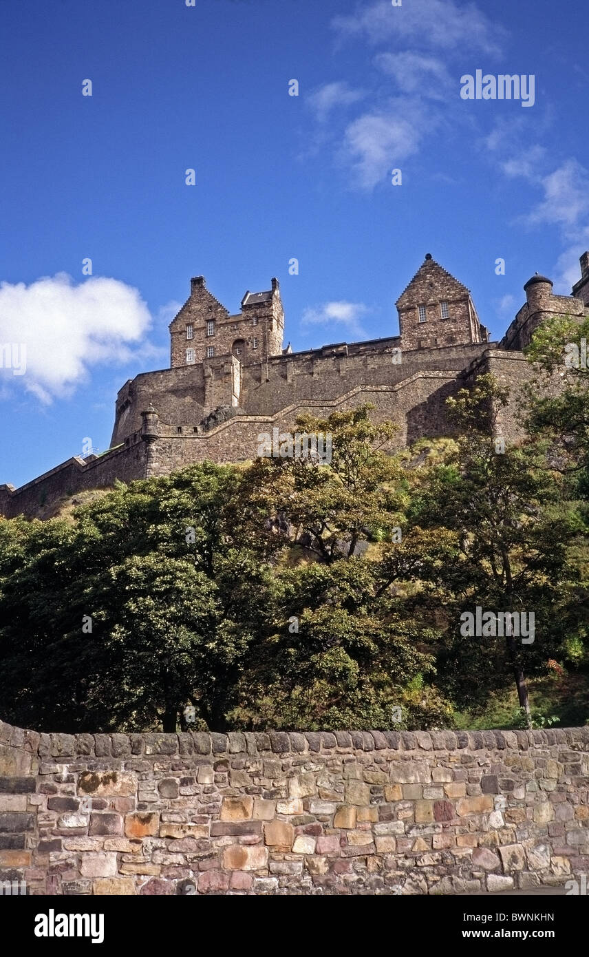 Edinburgh castle ramparts hi-res stock photography and images - Alamy