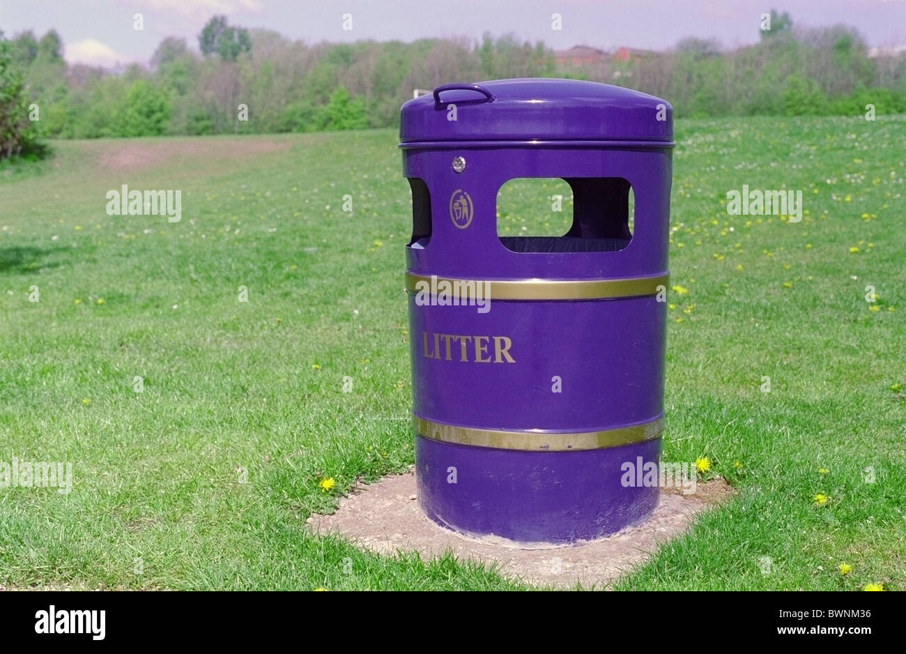 Public street waste bins hi-res stock photography and images - Alamy