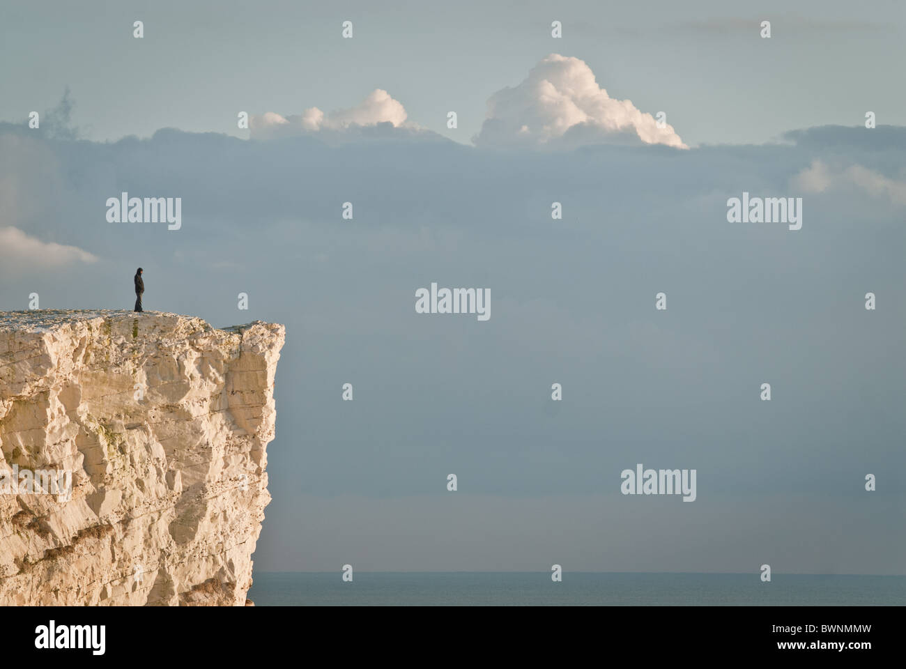 Man standing on cliff edge Stock Photo - Alamy