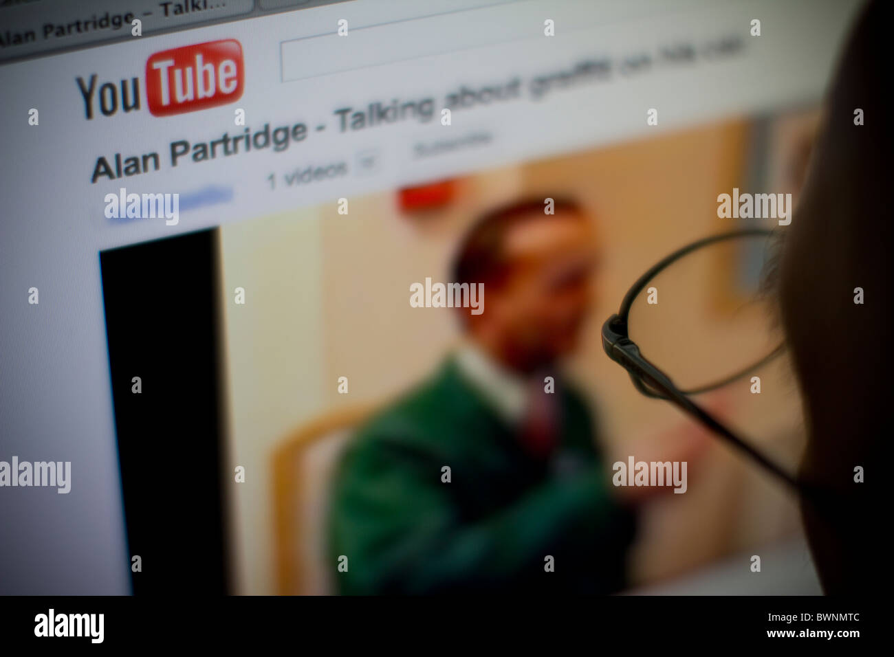 Youtube video hi-res stock photography and images - Alamy