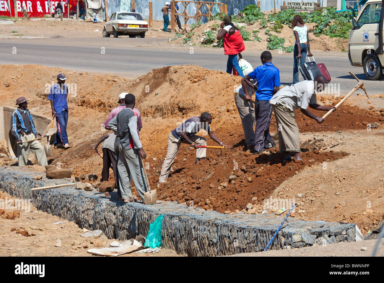 Men digging ditch hi-res stock photography and images - Alamy