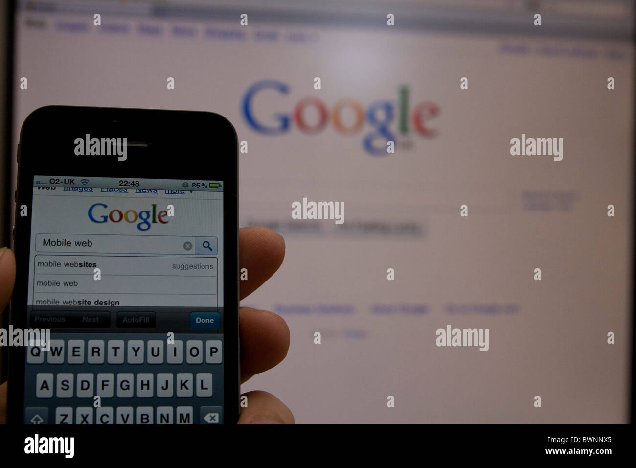 Google logo black background hi-res stock photography and images - Alamy