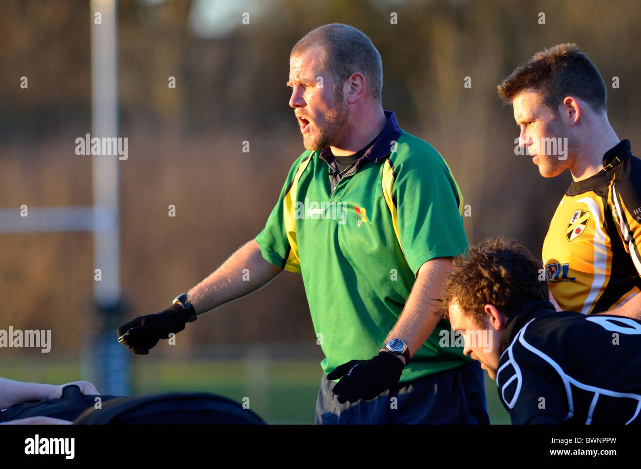 rubgy referee giving instructions at a scrum Stock Photo - Alamy