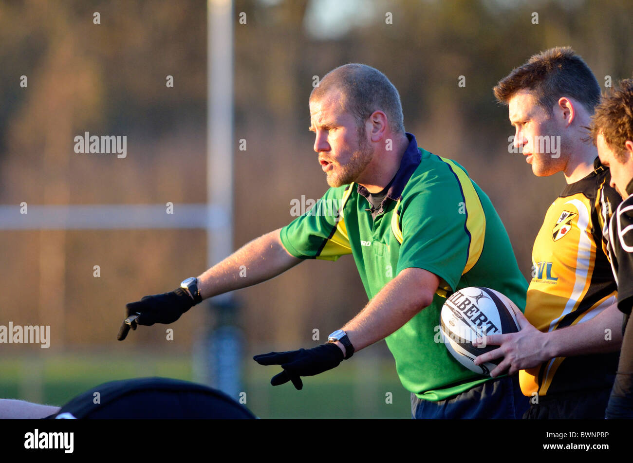 rubgy referee giving instructions at a scrum Stock Photo - Alamy
