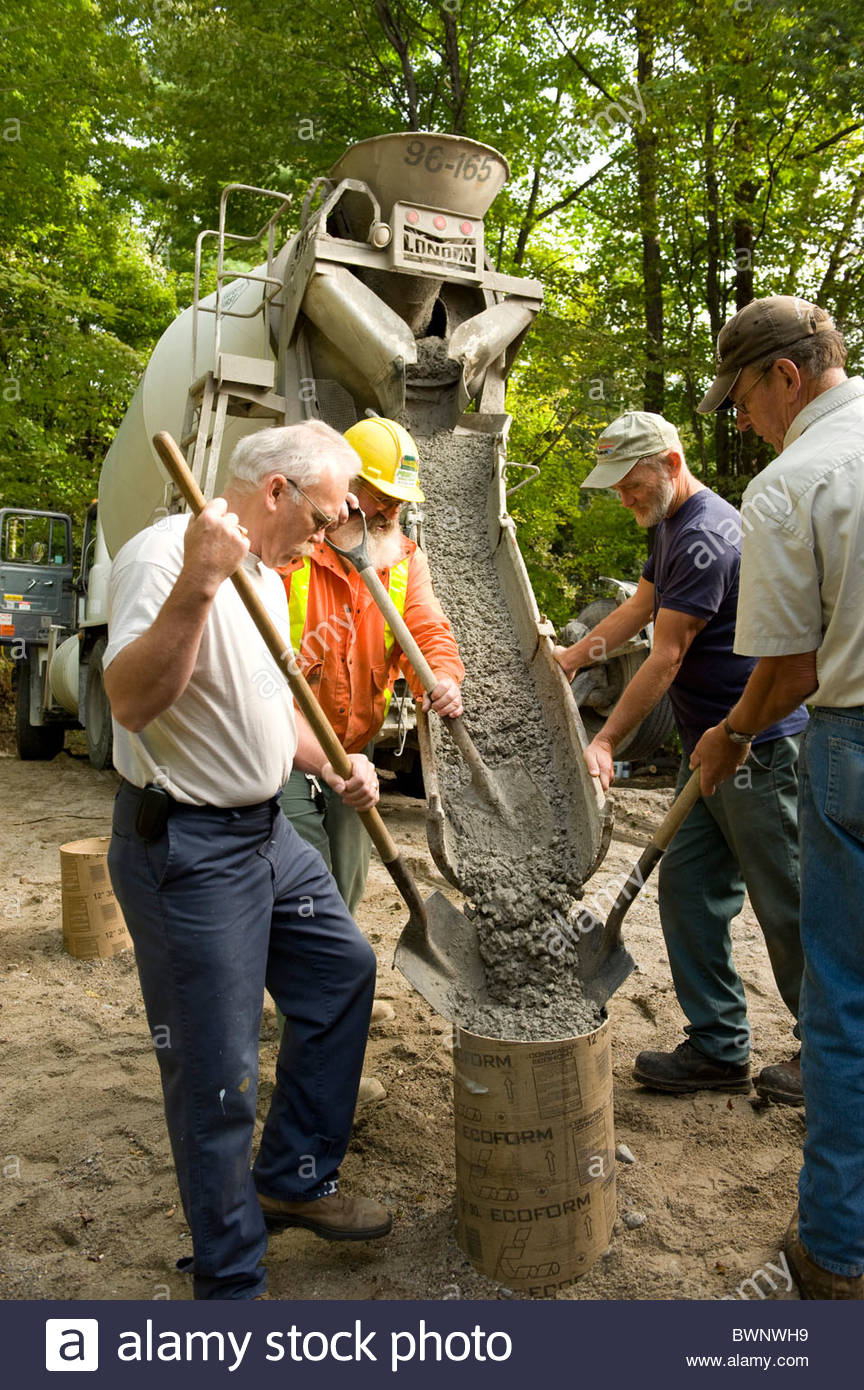 Pouring Concrete Stock Photos & Pouring Concrete Stock Images - Alamy