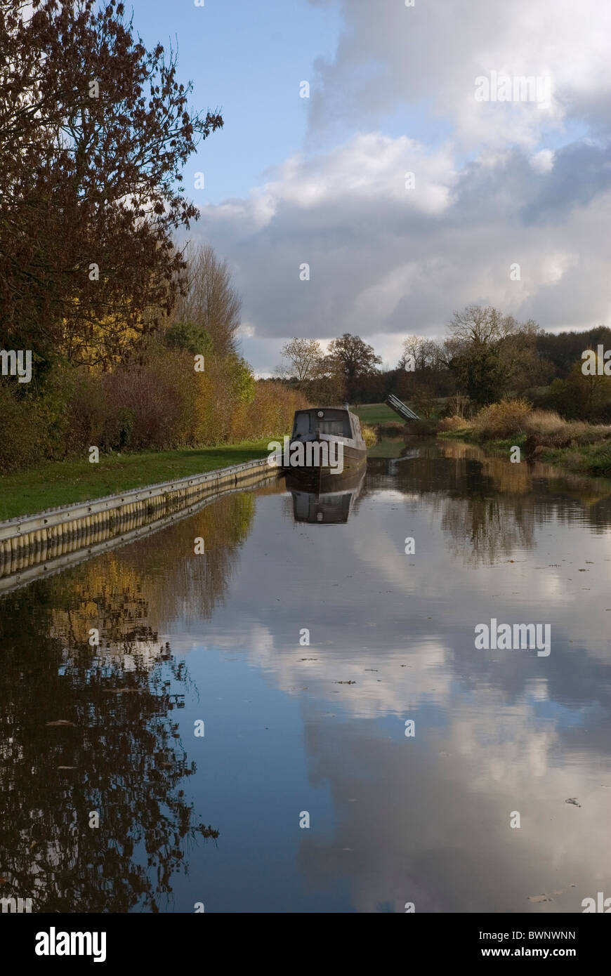 Autumn on english canals hi-res stock photography and images - Alamy