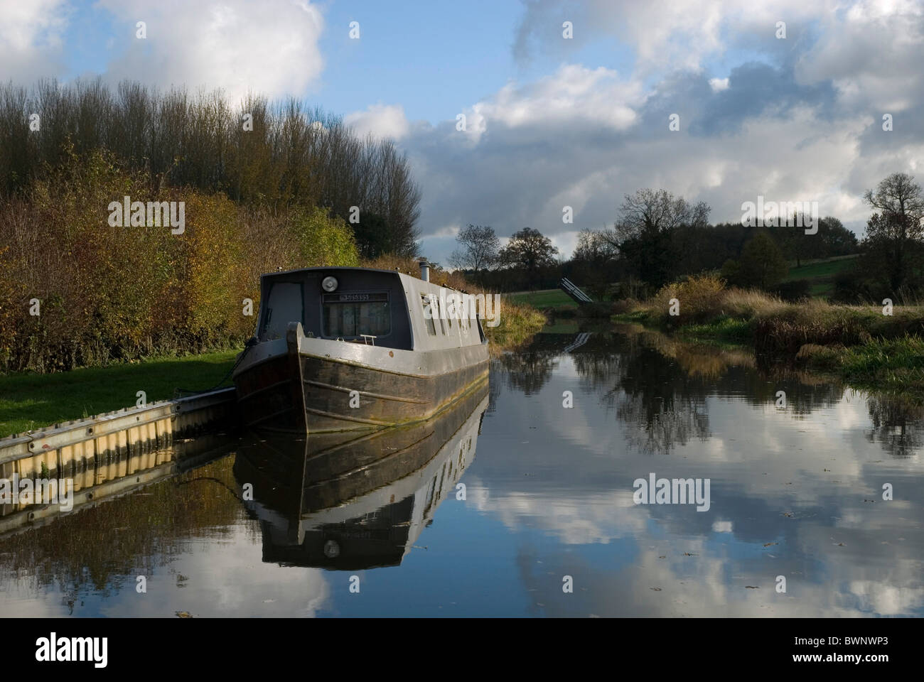 Autumn on english canals hi-res stock photography and images - Alamy