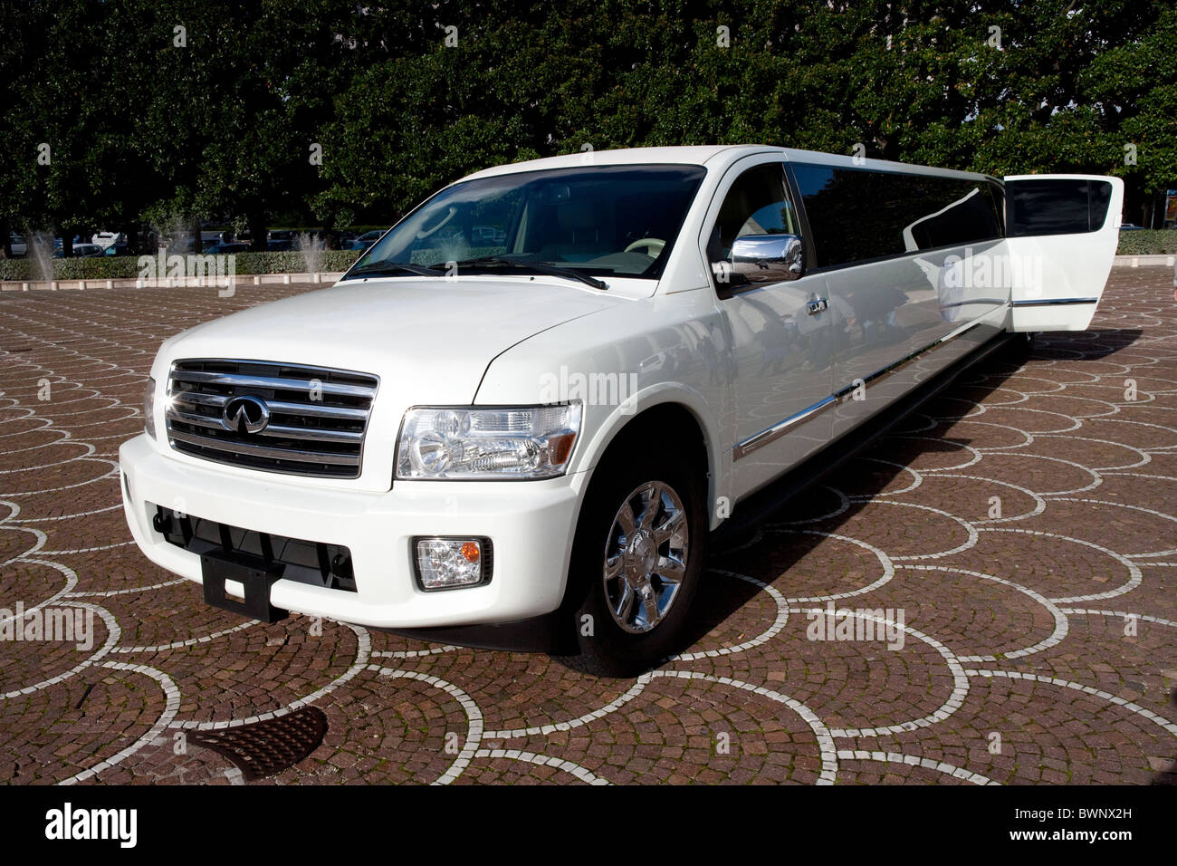 Lexus limo car limousine parked Stock Photo - Alamy