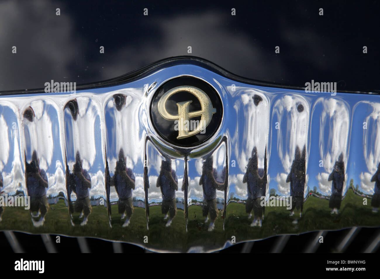 Daimler car badge hi-res stock photography and images - Alamy