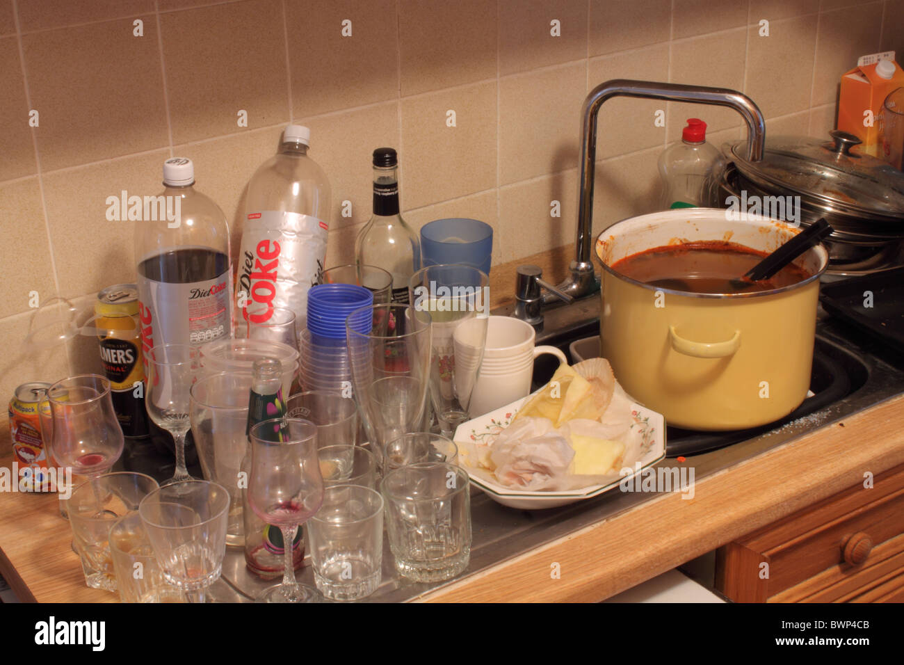 Washing up pots hi-res stock photography and images - Alamy