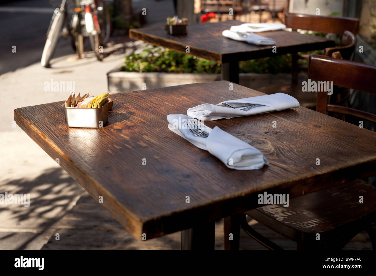 Restaurant table outside hi-res stock photography and images - Alamy