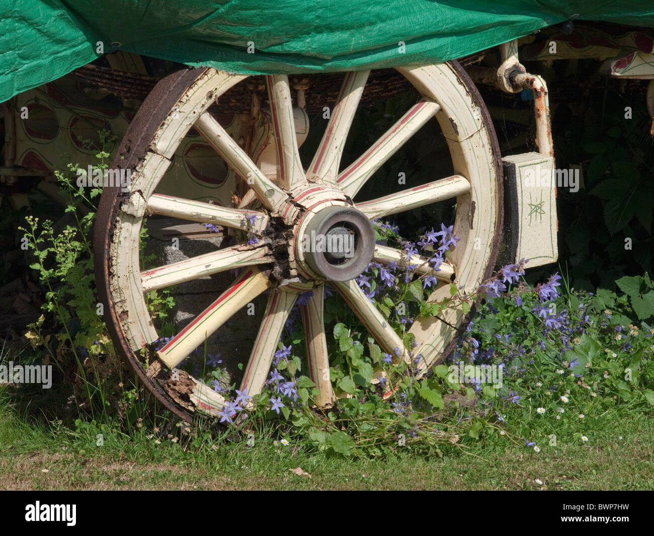 wooden wheel of gypsy caravan Stock Photo - Alamy