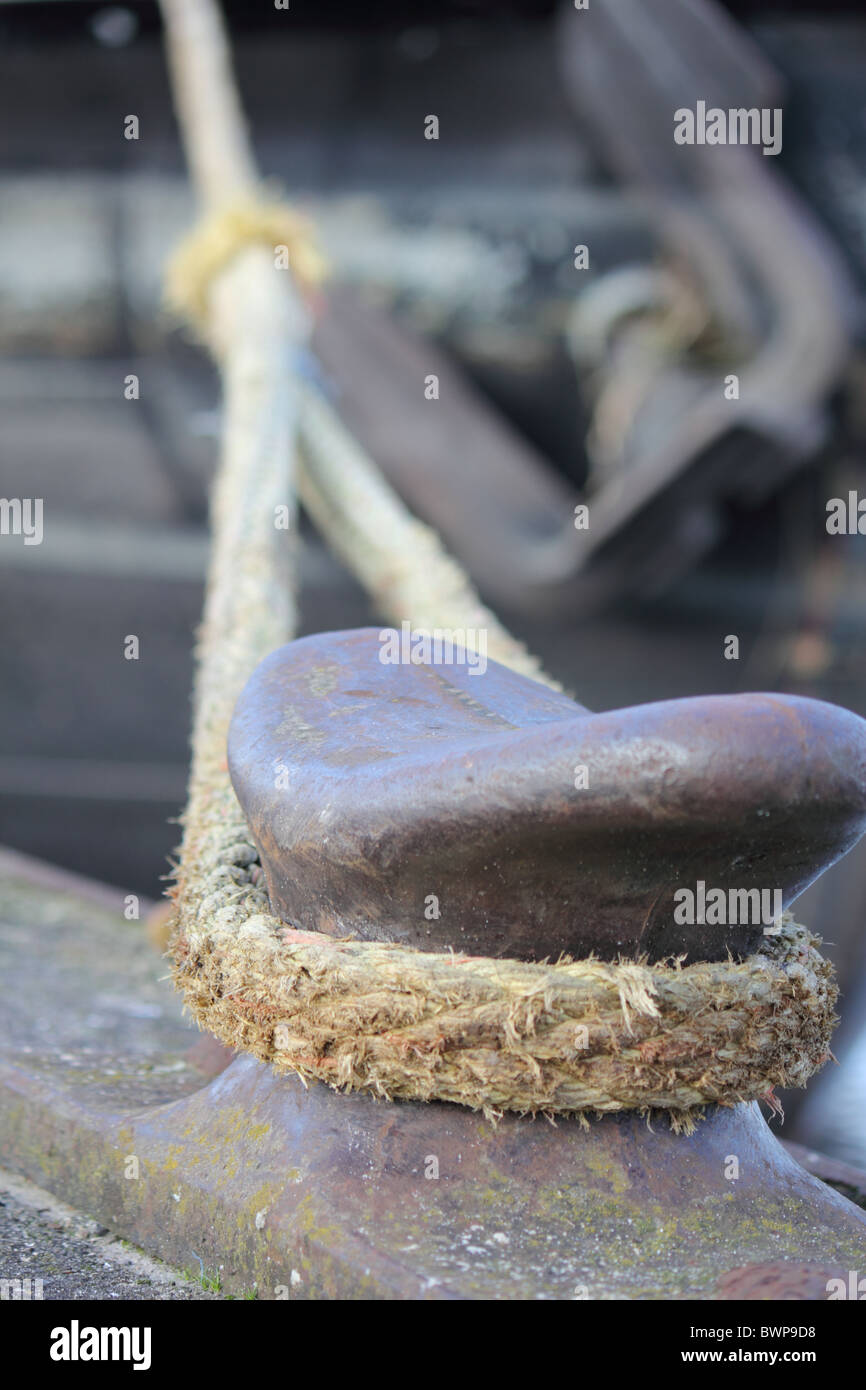 Ship tied up to dock hi-res stock photography and images - Alamy