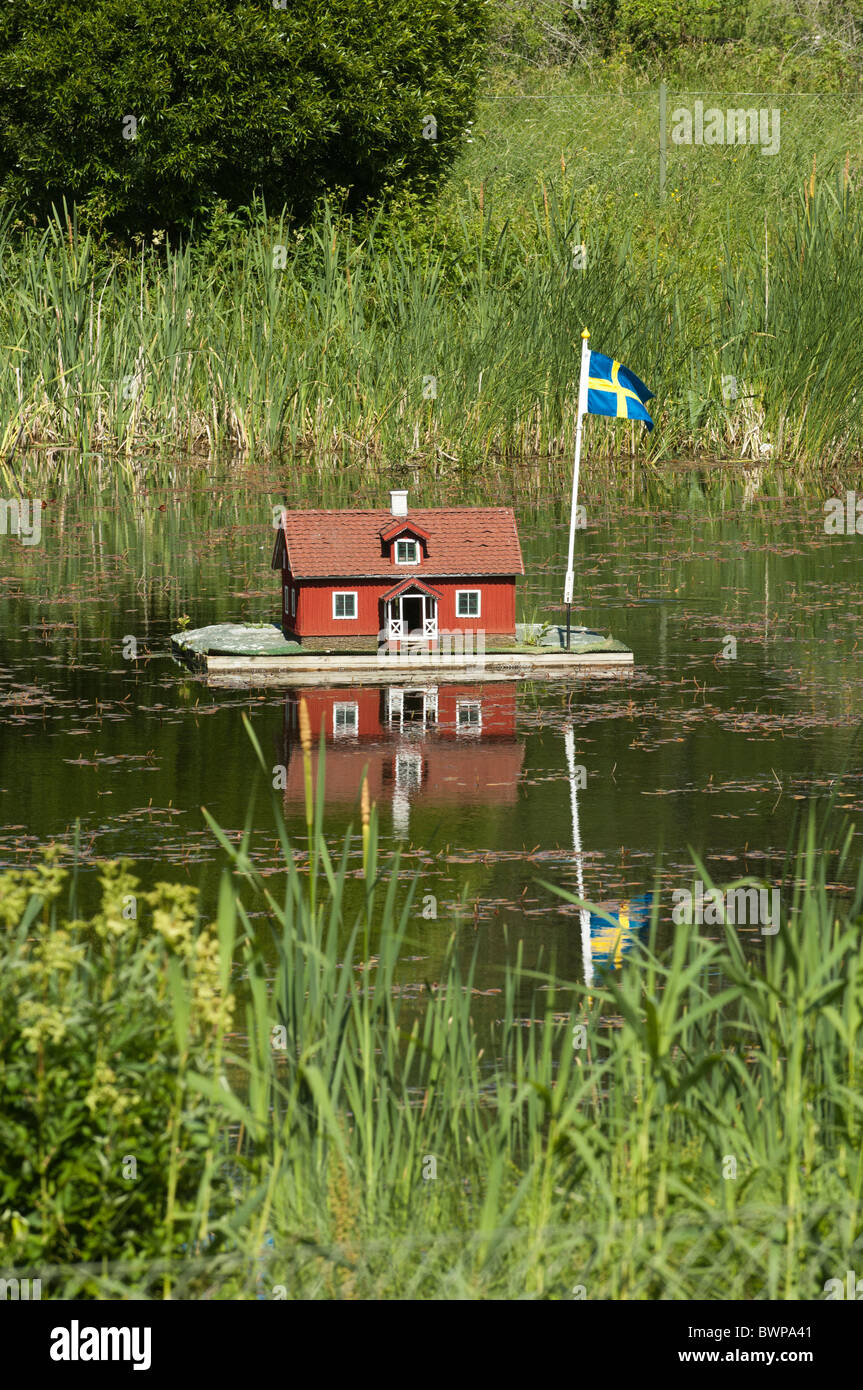 House at a pond hi-res stock photography and images - Alamy