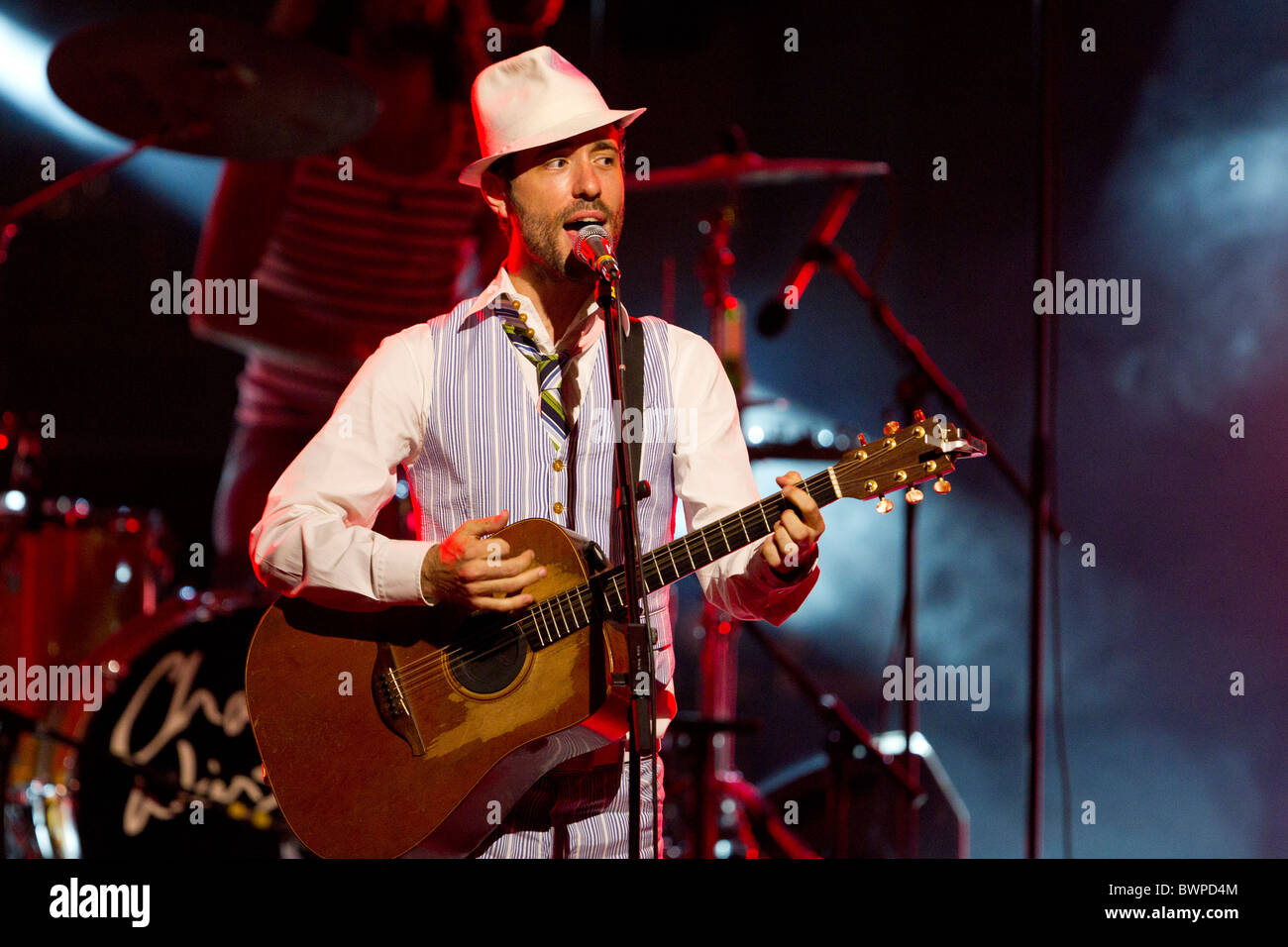 Charlie Winston on stage Stock Photo - Alamy
