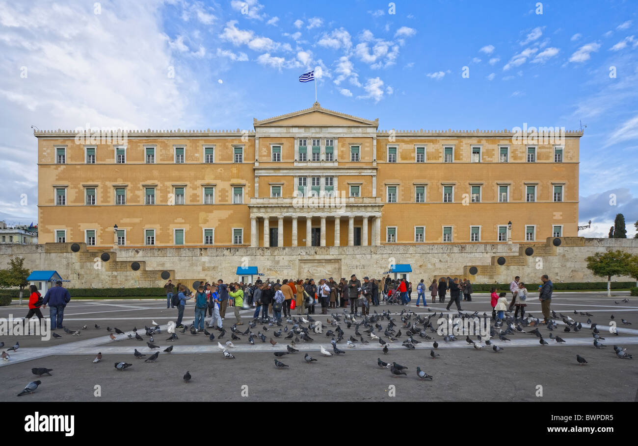 The Greek Parliament with the usual crowd in front Stock Photo - Alamy