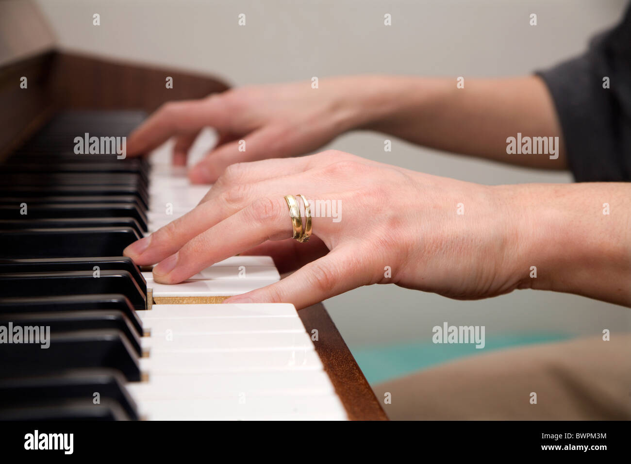 Piano player hi-res stock photography and images - Alamy