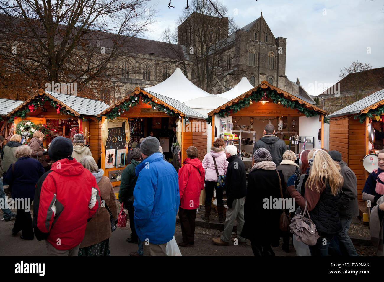 Crowds shopping at christmas market hi-res stock photography and images ...
