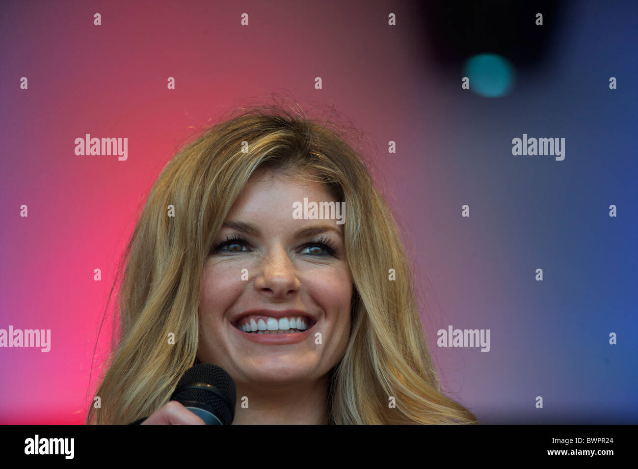 Model Marisa Miller speaks to football fans at the NFL rally at ...