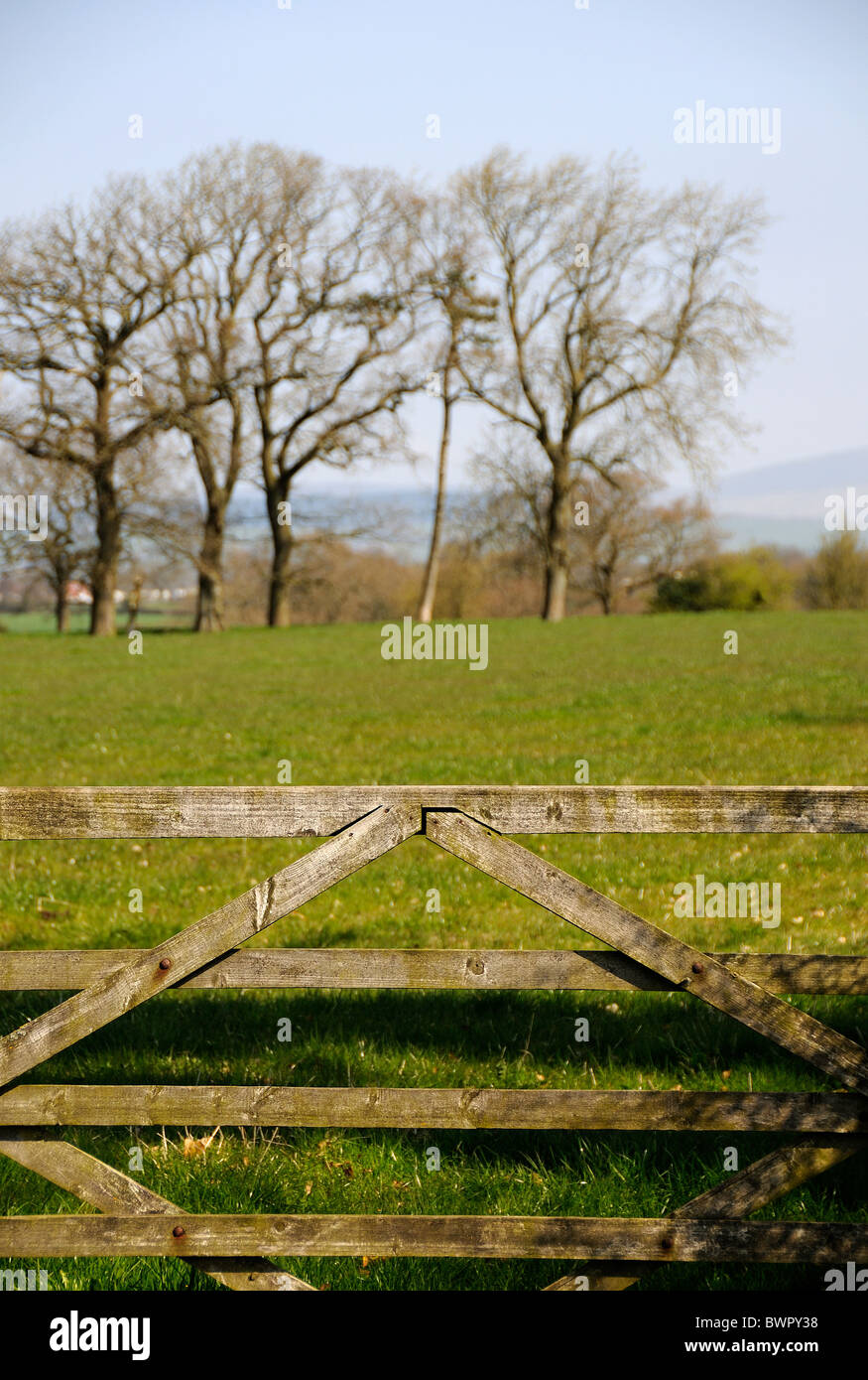 Farmland gate hi-res stock photography and images - Alamy