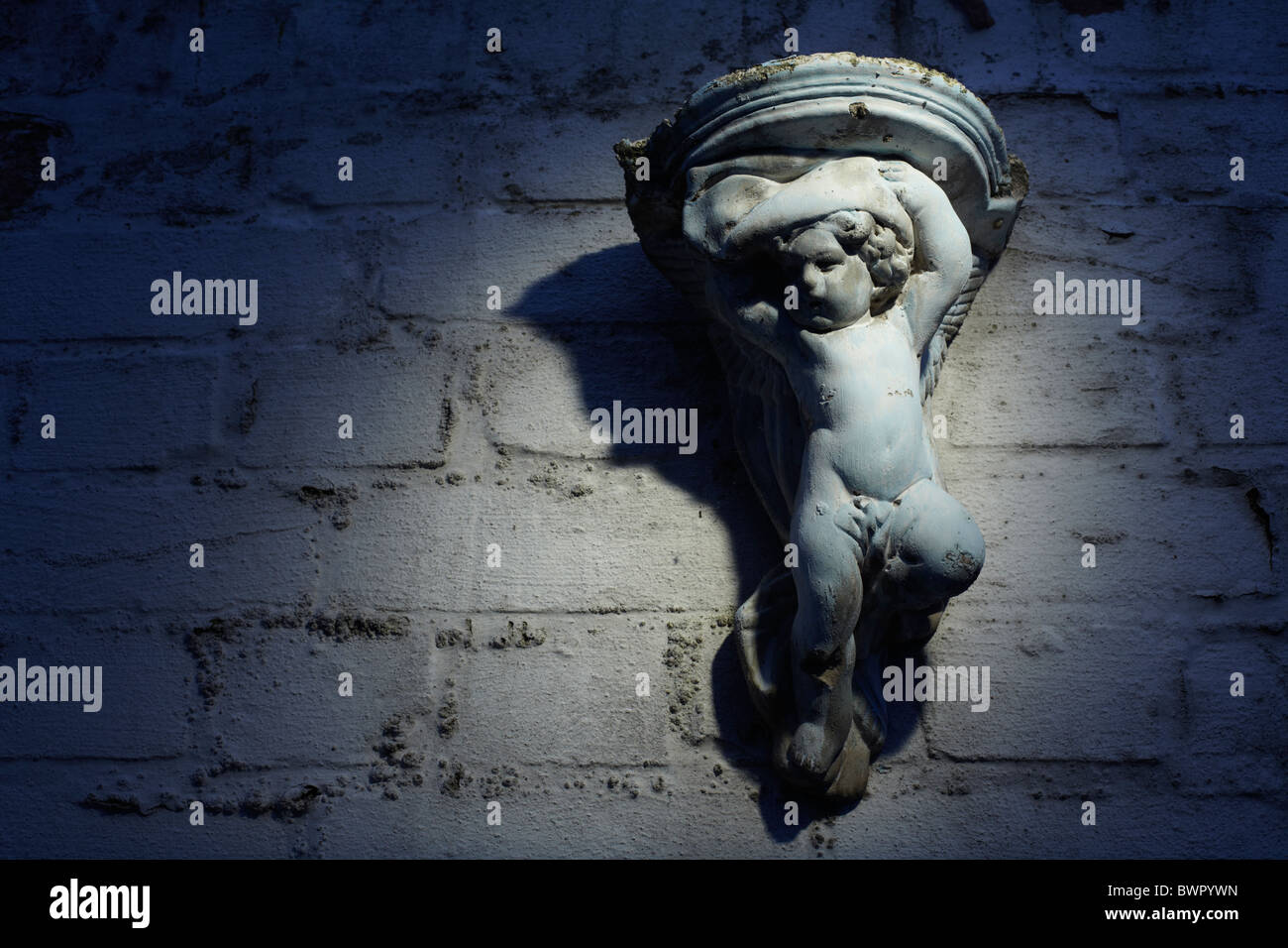 Statue cherub hi-res stock photography and images - Alamy