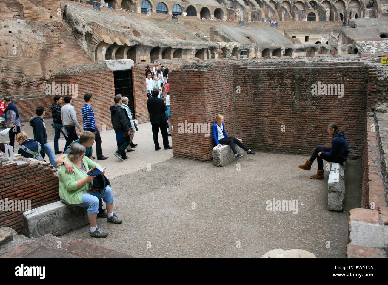 people in the colosseum amphitheatre wall facade, rome Stock Photo - Alamy