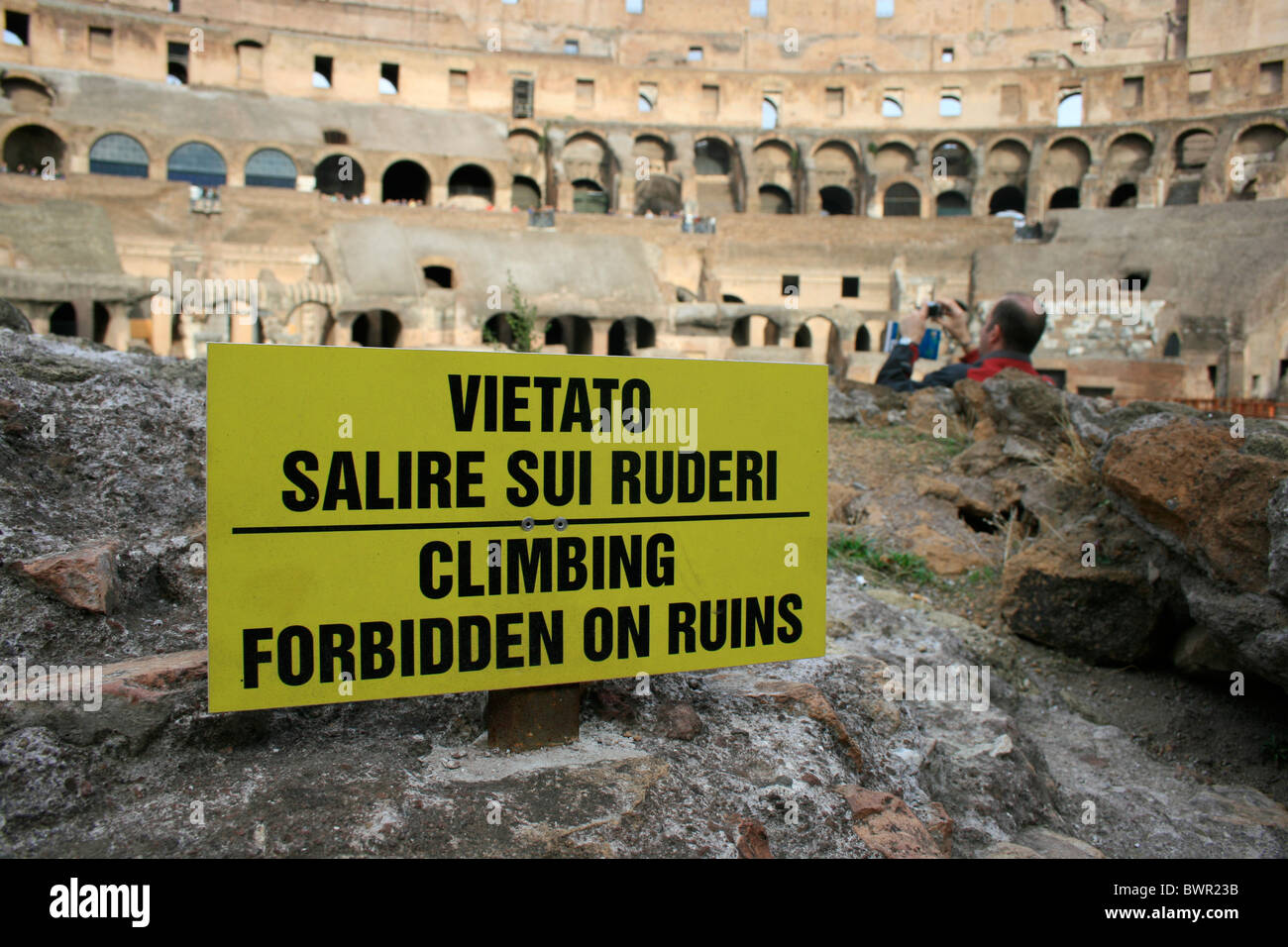 people in the colosseum amphitheatre wall facade, rome Stock Photo - Alamy