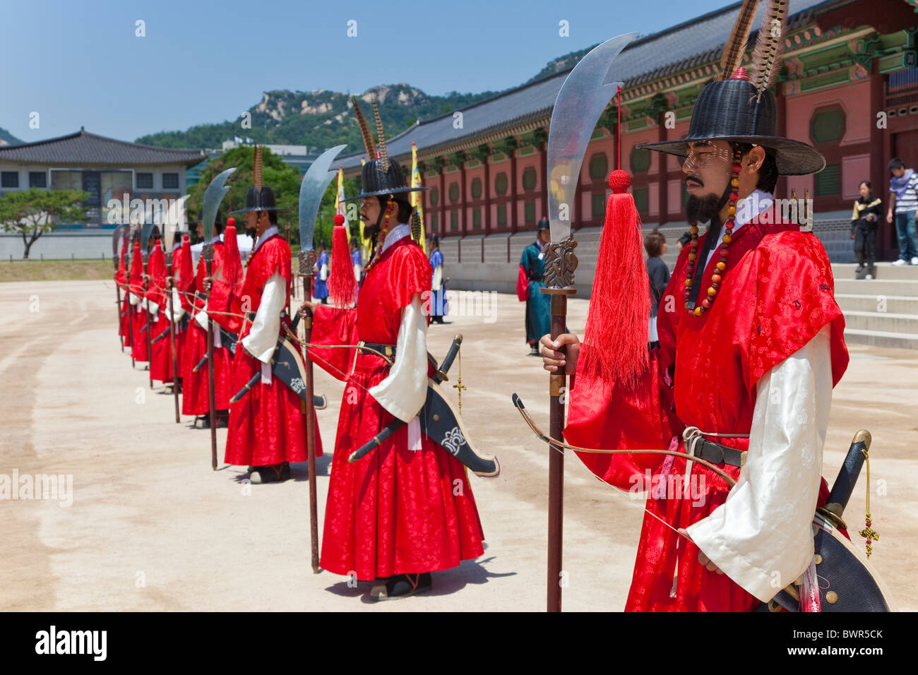 Ceremonial guards at Gyeongbokgung Palace Seoul South Korea. JMH3864 Stock Photo - Alamy
