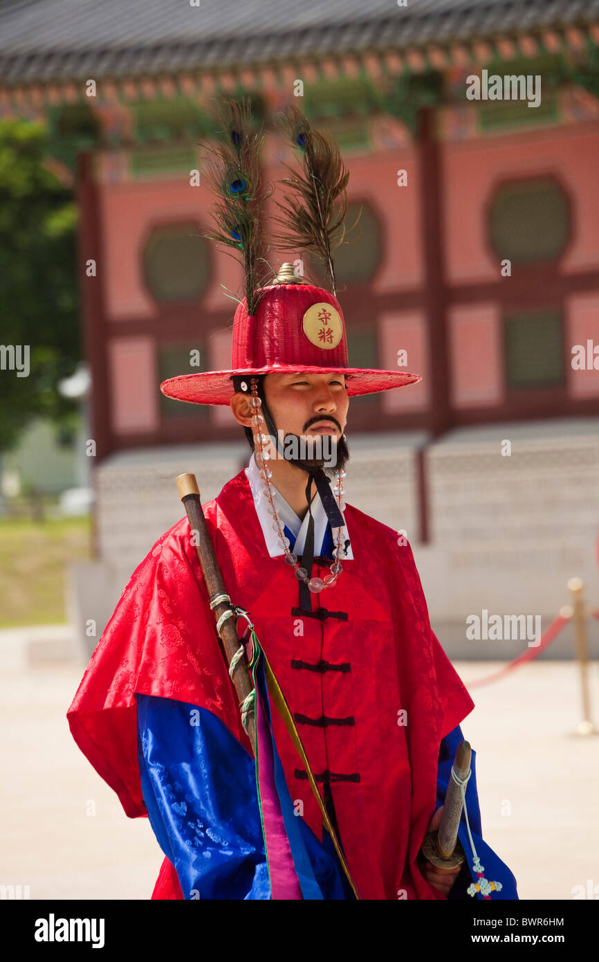 Ceremonial guard at Gyeongbokgung Palace Seoul South Korea. JMH3878 Stock Photo - Alamy